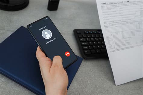 알 수 없는 번호로 걸려온 전화 걸려오는 전화에 응답하는 남자 Brand Name Smart Phone에 대한 스톡 사진 및