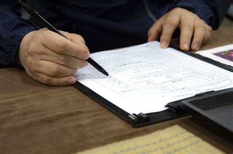 서류를 작성하는 사람 유토이미지 상세페이지 베이직샵 사진 21418979