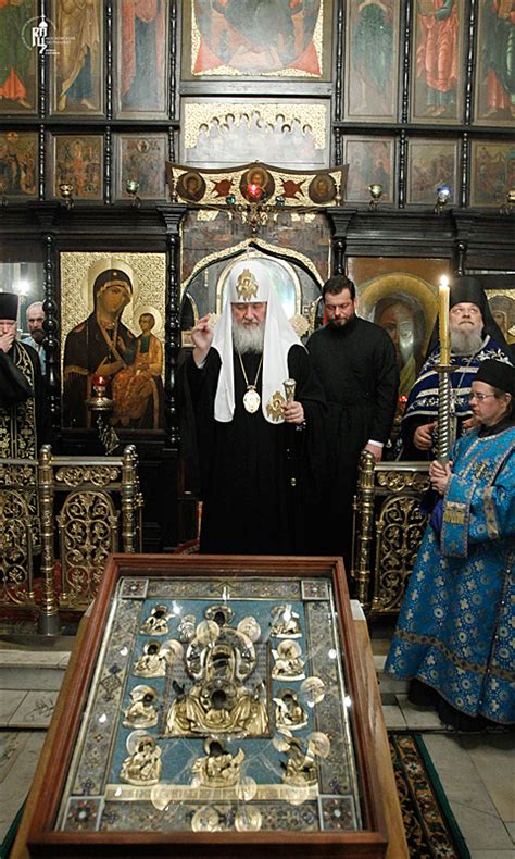 Молитва Святейшего Патриарха Кирилла перед чудотворной Курской Коренной ...
