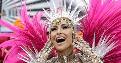 브라질 카니발 축제 참가한 삼바 댄서