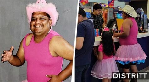 Papá Se Viste De Rosa Para Ver Barbie Con Su Hija Fotos