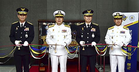 테이프 커팅하는 해양경비안전본부장 해군참모총장