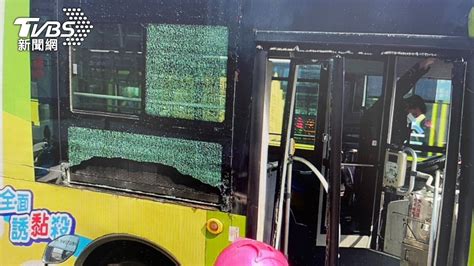 女駕駛違規臨停紅線還突開車門 猛撞公車慘被「對折」 Yahoo奇摩汽車機車