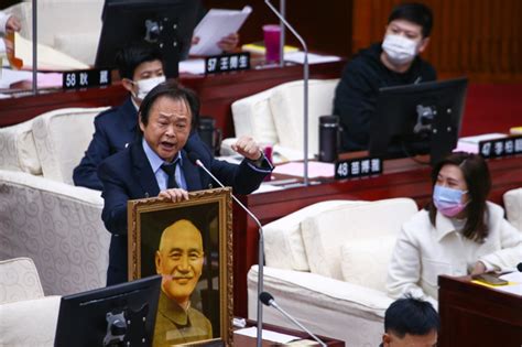 第1份禮！王世堅送「蔣中正照片」給44歲蔣萬安 ： 你沒有犯錯的空間 政治 中時