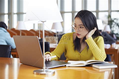 공부하는 여자 학생 사진 무료 다운로드 Lovepik