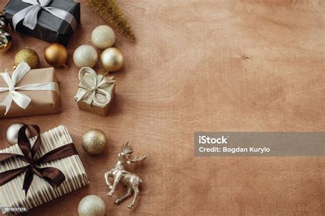 즐거운 성탄절 크리스마스 순 록 반짝이와 소박한 나무 배경 텍스트에 대 한 공간에 장식 세련 된 선물 상자 현대 검정과 골드 플랫 하다를 선물 한다 계절 인사말입니다 0명에