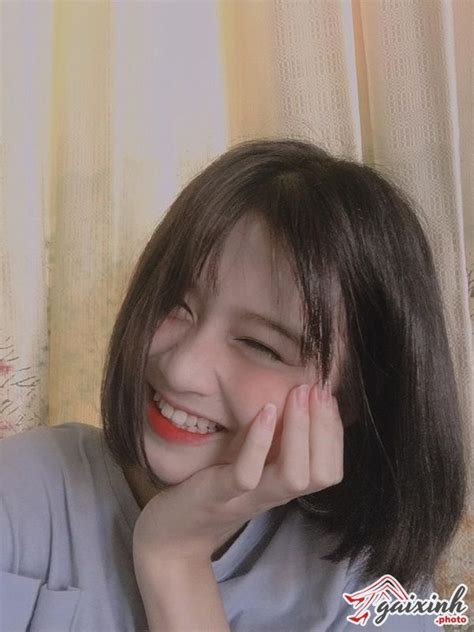 Ảnh Gái Xinh Tóc Ngắn Đeo Kính Cute Che Mặt Ngầu