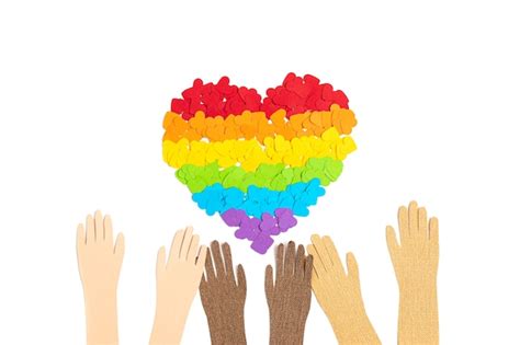 Lgbt 게이 프라이드의 무지개 색 줄무늬 기호로 종이 심장 사랑 다양성 관용 평등 개념 프리미엄 사진