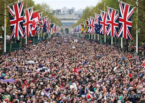 “섬김 받지 않고 섬길 것”… 65년 왕세자 책봉 만에 왕관 쓰다 한국일보 애틀랜타