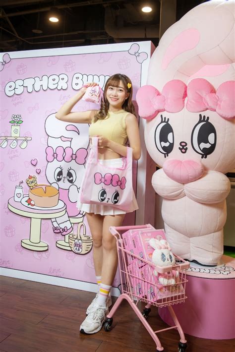 春上板橋環球店打造艾絲樂甜心期間限定店！粉色漸層限定口味蛋糕、四款軟萌周邊甜蜜爆擊！ Traveler Luxe