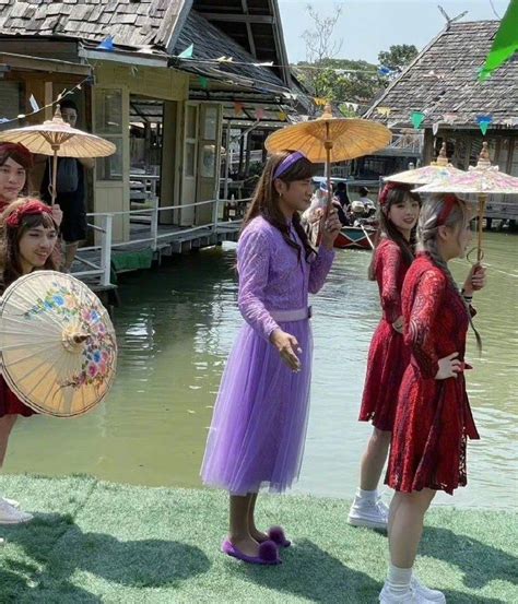 罗志祥现身泰国担任观光大使 穿紫色女装撑油纸伞 搜狐大视野 搜狐新闻