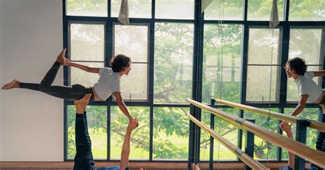 건강하고 강한 부부는 요가 피트니스 스튜디오에서 요가 연습과 바디 스트레칭 운동을 함께합니다 웰빙 남자와 여자는 긴장을 풀고 스포츠 훈련 운동과 실내 활동 라이프 스타일을