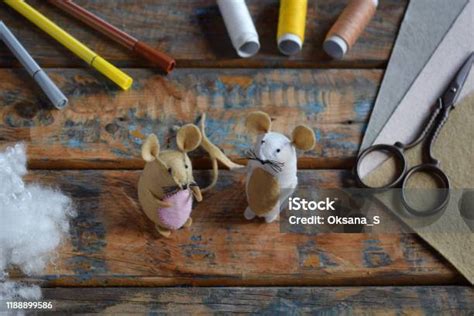 펠트 마우스 만들기 자신의 손으로 장난감을 바느질 어린이를위한 Diy 개념 핸드메이드 공예품 6단계 완성 된 장난감 0명에 대한