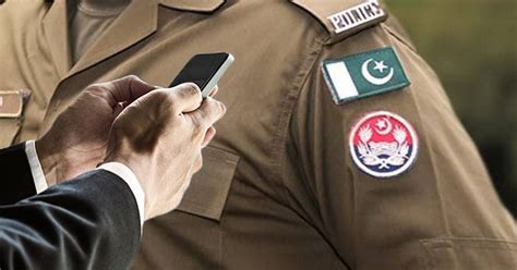 پولیس اہلکاروں کے خواتین کی مدد سے ٹیکسی ڈرائیور کو بلیک میل کرنے کا