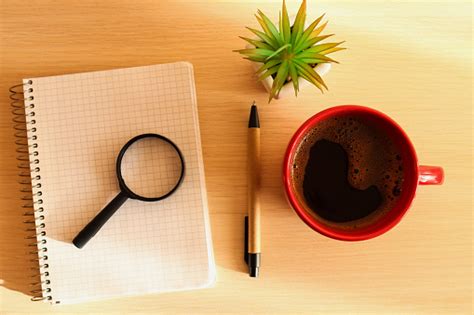 책상 위에 메모장 펜 식물 돋보기 모닝 커피 한 잔이 있는 작업장 비즈니스 프리랜서 및 교육 개념 아침 개념 작업의 시작 상단 보기 플랫 레이 0명에 대한 스톡 사진 및