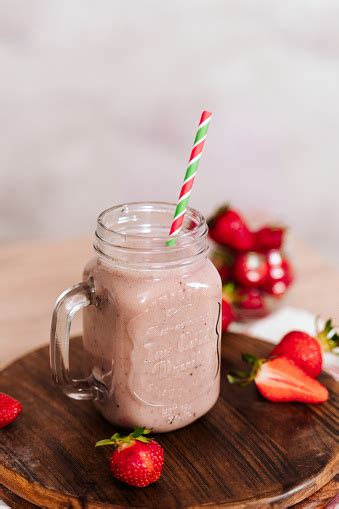 신선한 딸기 밀크쉐이크를 유리로 딸기와 스무디 신선한 딸기 건강한 음식과 음료 개념 아침 과 간식에 대 한 건강 한 음식 복사 공간 0명에 대한 스톡 사진 및 기타 이미지