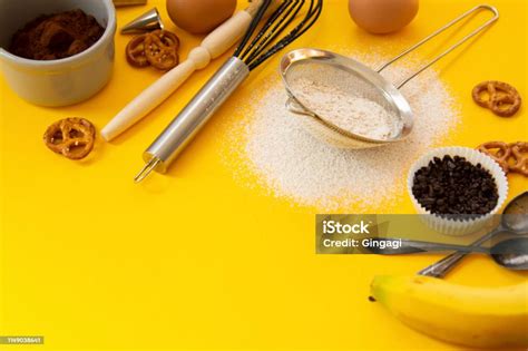 밀가루 나무로 되는 숟가락 롤링 핀 계란 코 코 아 토 뿌리 바나나황색 배경에 베이킹의 인장 베이킹 재료 평면도 복사 공간 가정 생활에 대한 스톡 사진 및 기타 이미지