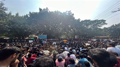 Bhu में गन प्वाइंट पर छात्रा के साथ छेड़खानी उतारे कपड़े विरोध में