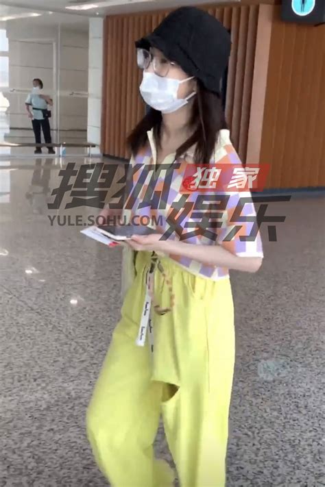 张慧雯回京被男友接回家 靠男友肩膀打游戏超甜腻 搜狐大视野 搜狐新闻