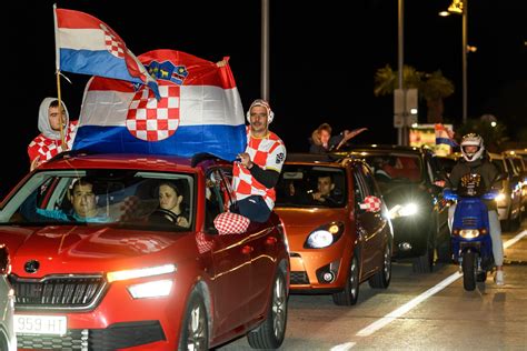 Slobodna Dalmacija Šibenčani napravili veliki karusel vozila zastave se vijore na sve strane