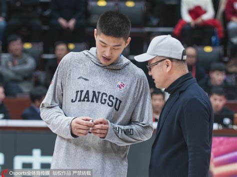 组图：肯帝亚客场战辽宁 赵率舟获颁总冠军戒指 搜狐大视野 搜狐新闻