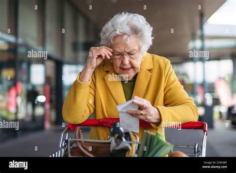 Correct Money Hi Res Stock Photography And Images Alamy