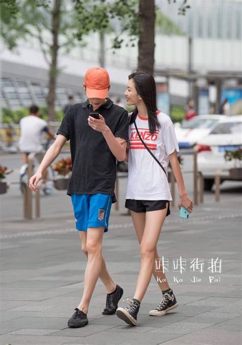 街拍情侣：情侣逛街，甜蜜感满满！