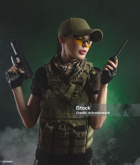 안개에 어두운 배경에 자신의 손에 총으로 포즈 군사 특별 한 옷에 여자 Airsoft Sport에 대한 스톡 사진 및 기타