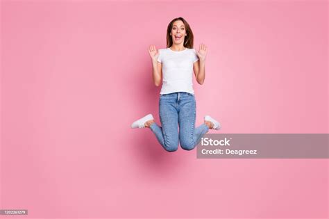 사진 아름 다운 미친 여자 점프 높은 즐길 여름 화창한 주말 일 장난 분위기 착용 캐주얼 화이트 티셔츠 청바지 운동 화 절연