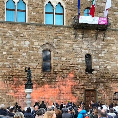 Ambientalistas jogam tinta laranja no Palazzo Vecchio em Florença Um