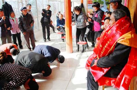 農村老婦過大壽，兒女們卻送來兩幅棺材，得知真相後讓人敬佩 每日頭條