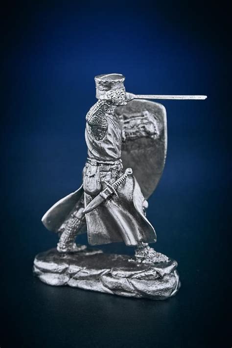 Колекційна фігура фігурка статуетка лицар ніж меч щит сплав олово плащ розвивається — ціна 604