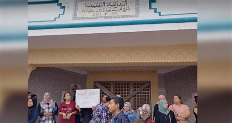 تازركة أولياء يغلقون المدرسة الابتدائية شارع الحبيب بورقيبة