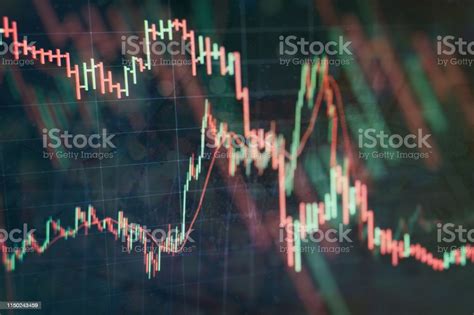 기술 가격 그래프 및 표시 블루 테마 화면에 빨간색과 녹색 촛대 차트 시장 변동성 위 및 아래 동향 주식 거래 암호화 통화 배경입니다 인덱스에 대한 스톡 사진 및 기타