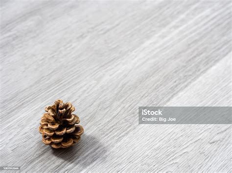 이미지의 모서리에 누워 하 고 아름 다운 겨울 또는 크리스마스 휴일 배경 바닥 회색 나뭇결 질감의 배경에 고립 된 갈색 소나무 콘 12월에 대한 스톡 사진 및 기타 이미지