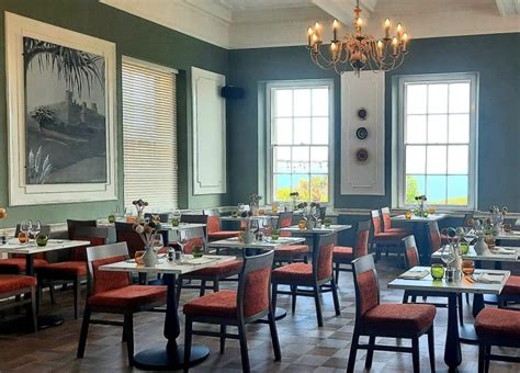 Brazen Dine And Dash Caught On Camera As Group Flees Restaurant