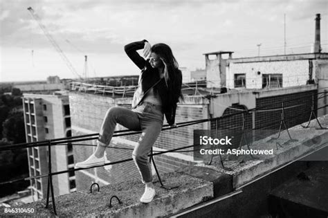 검은 가죽 자 켓 청바지와 스 니 커 즈 공원의 그림 보기와 지붕에 손잡이에 앉아 화려한 젊은 여자의 초상화 흑인과 백인 사진입니다 가을에 대한 스톡 사진 및 기타 이미지