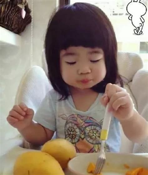 曹格女儿长大了！9岁姐姐大变样，瓜子脸初现笑容甜美实力抢镜凤凰网