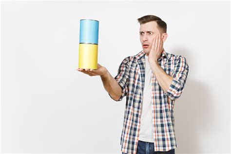 영 빈 페인트 깡통 복사 공간을 흰색 배경에 고립 된 얼굴 가까이 손을 유지 잘생긴 남자 충격 재건축 아파트 룸 악기입니다 수리 가정 개념입니다 Diy에 대한 스톡 사진 및