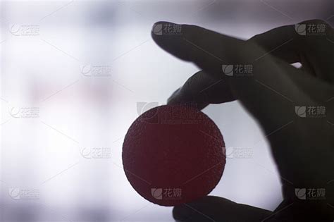 理疗设备用于手、指、拇指的物理治疗力量和康复协调练习。
