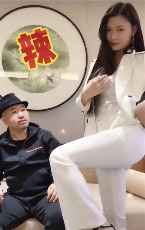 美女热舞艳放 随意云