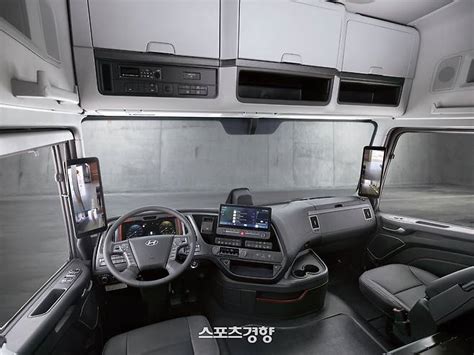 ‘카리스마 포스·안전 사양 진화 현대차 신형 ‘더 뉴 엑시언트 트럭 등장