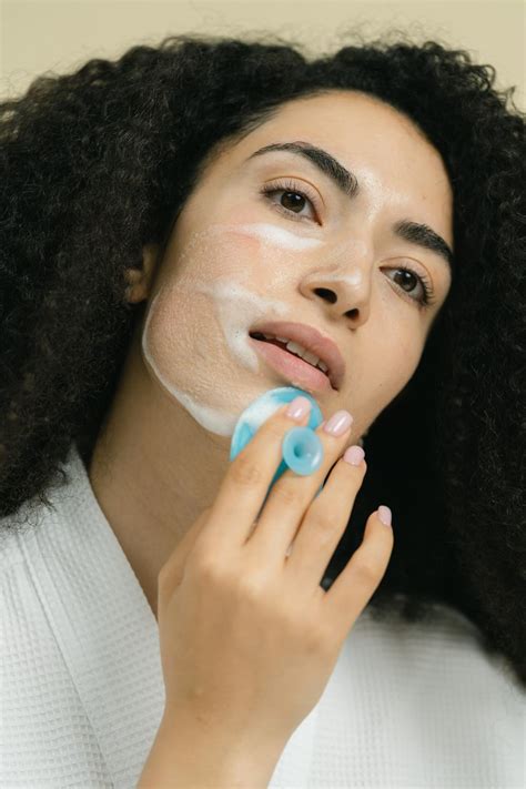 개인 관리 개인 위생 건강한 피부 고요한 고요함 낮 라이프스타일 루틴 면 붓 미용 제품 보습 부드러운 피부