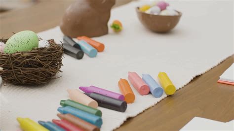 دانلود فوتیج ویدیویی دختر جوانی که یک نقاشی با مضمون عید پاک را رنگ