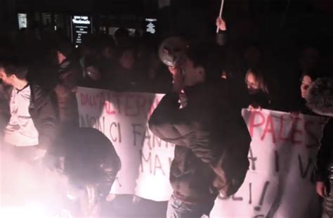 Manifestazione Contro Le Manganellate Di Pisa Tensione E Fumogeni