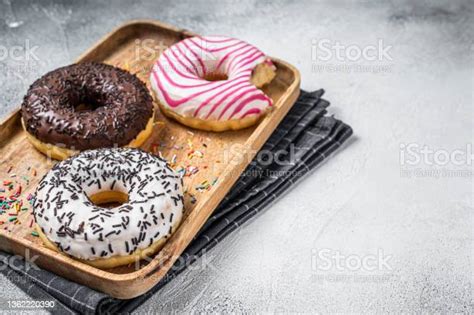 초콜릿을 곁들인 도넛 분홍색 유약 도넛을 뿌립니다 흰색 배경입니다 맨 위 보기입니다 복사 공간 0명에 대한 스톡 사진 및 기타