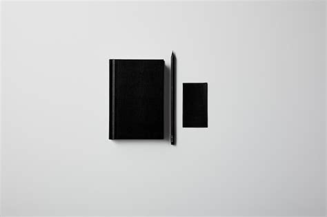 Libro negro cuaderno y bolígrafo negro aislado sobre fondo blanco