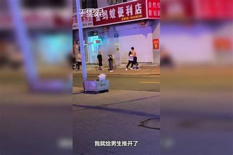 【吉林】夜晚街头男子酒后跟女子发生撕扯，小伙“路见不平一声吼”小伙男子女子