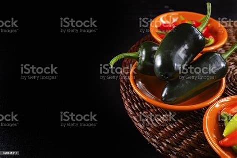 멕시코 핫 칠리 페퍼스 색상화 됐나요 할로피뇨 온 오렌지 그릇 0명에 대한 스톡 사진 및 기타 이미지 0명 건강한 생활방식
