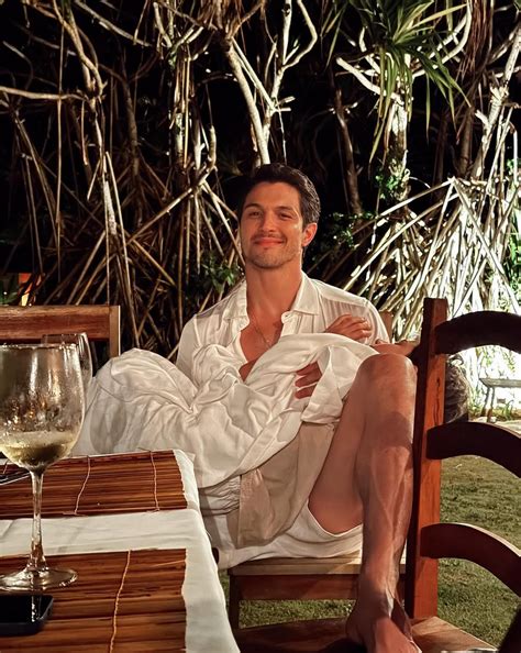 Rômulo Estrela Aproveita Começo De Ano Em Praia No Sul Da Bahia